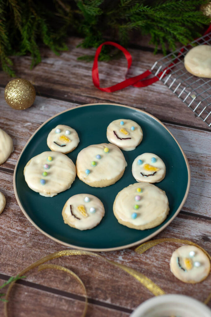 Weihnachtskekse verzieren - Schneemänner und Adventskranzkekse