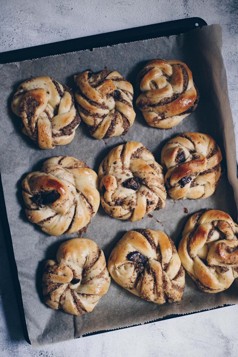 Leckere Walnusskringel mit Schokolade backen - Hefeteig Teilchen Rezept