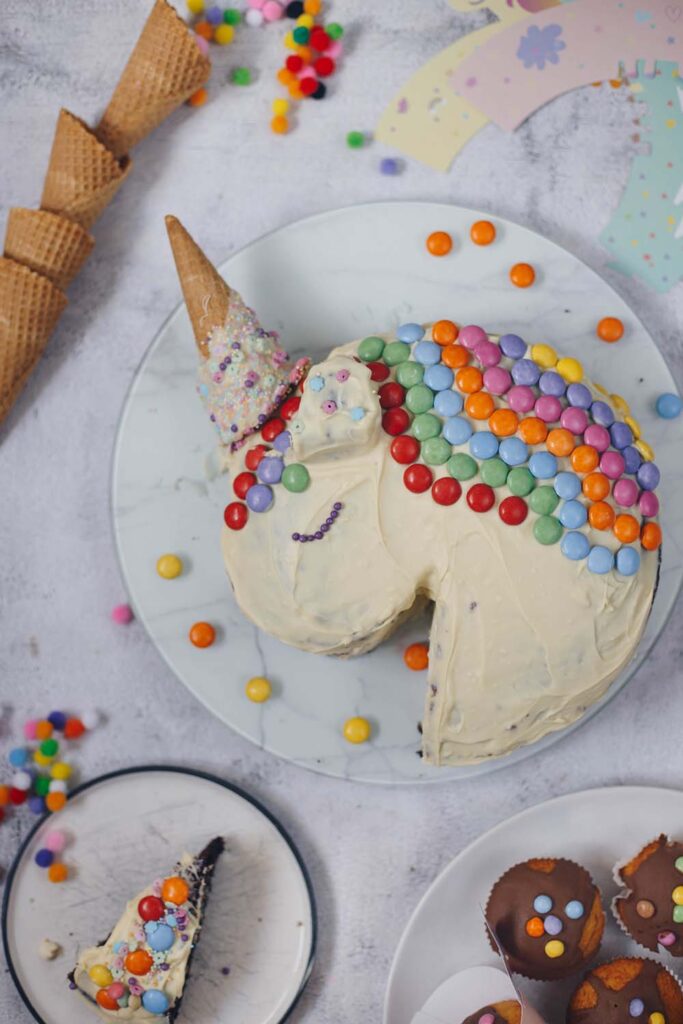 Leckere Einhorntorte zum Kindergeburtstag Schritt für Schritt backen